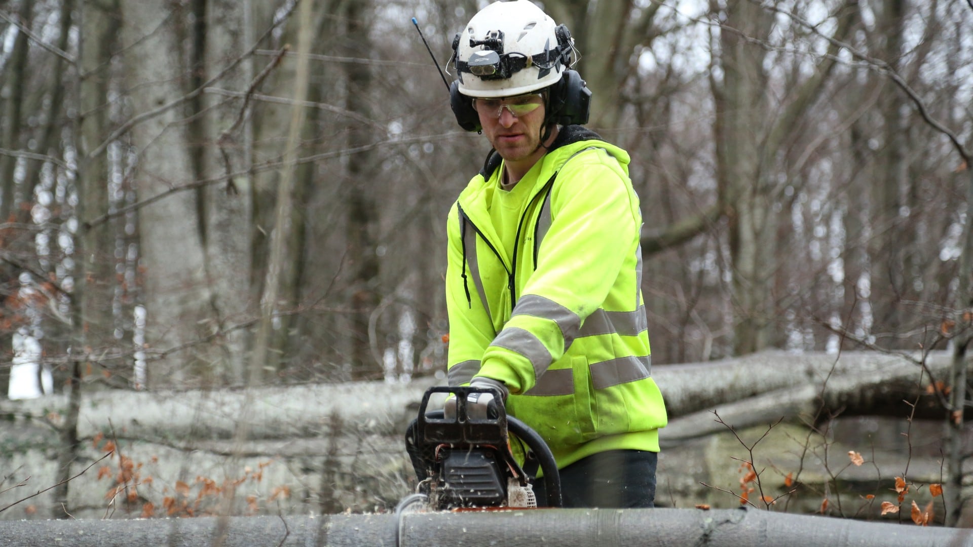 Rydder opp etter uværet – NRK