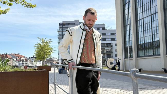 Flere vil sy på bunad selv: Ole Bakker sydde egen herrebunad – NRK ...