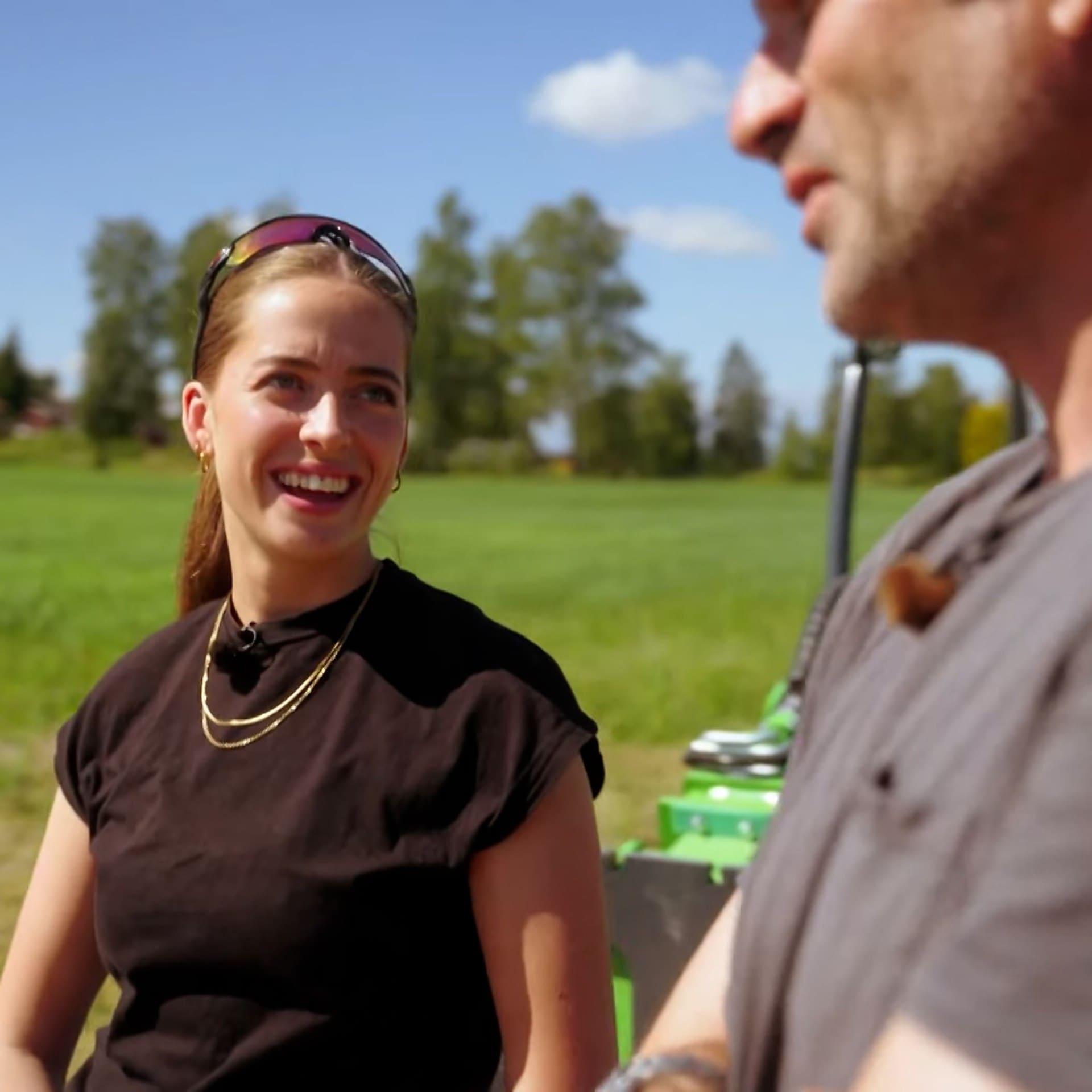 Bonden Jon Almaas får kjeft av odelsjenta Oda – NRK