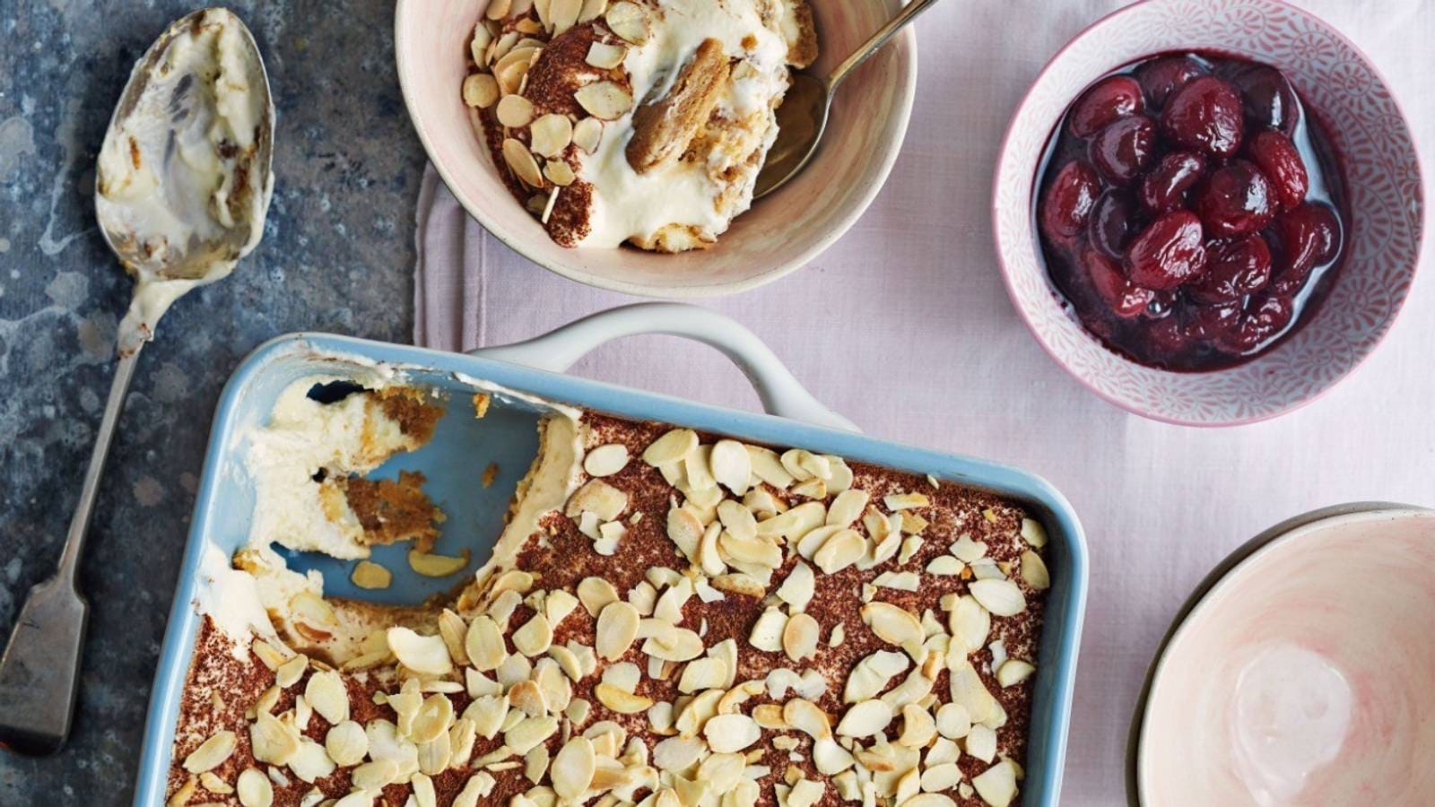 Tiramisu med mandler og kirsebærkompott – NRK Mat – Oppskrifter og ...