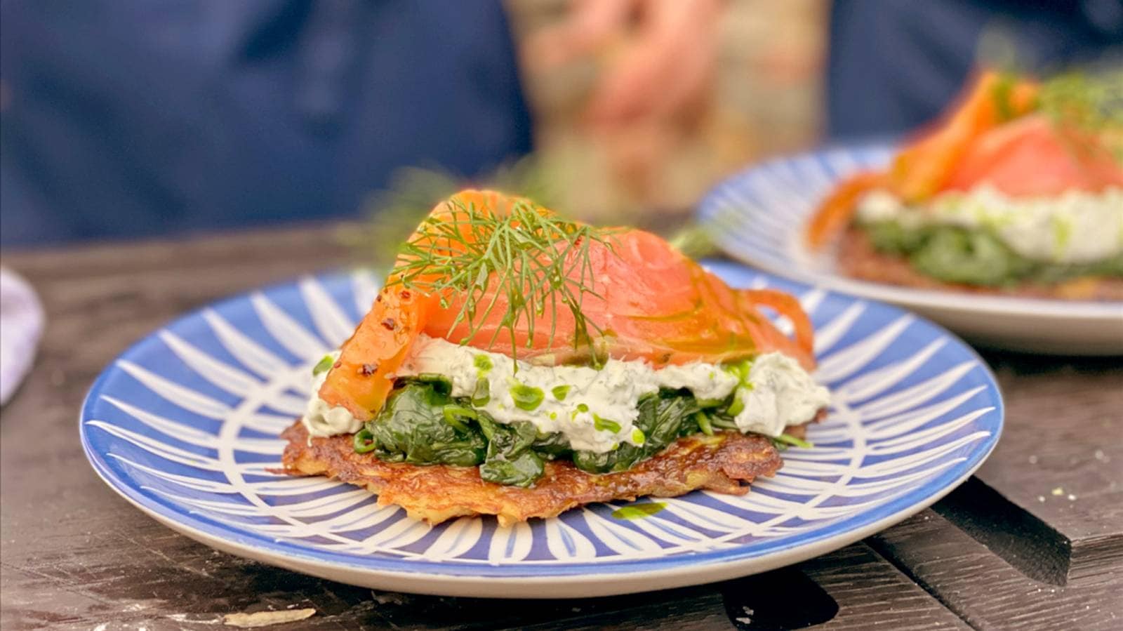 Potet­blini med spinat, urtekrem og laks – NRK Mat – Oppskrifter og ...