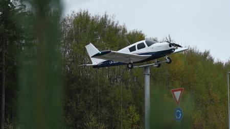 Skien har fått nytt landemerke – et propellfly i rundkjøringen – NRK ...