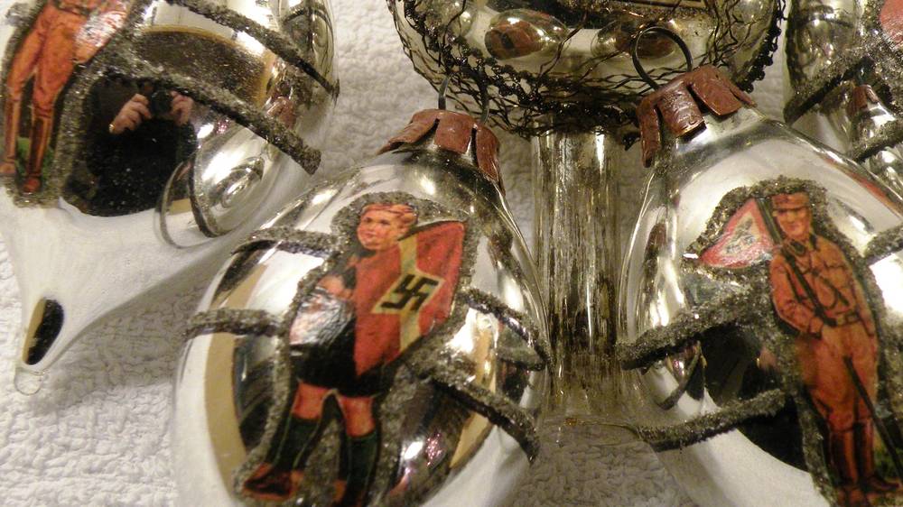 Adolf Hitler-pynt: Julekuler med nazisymboler selges på Finn.no ...