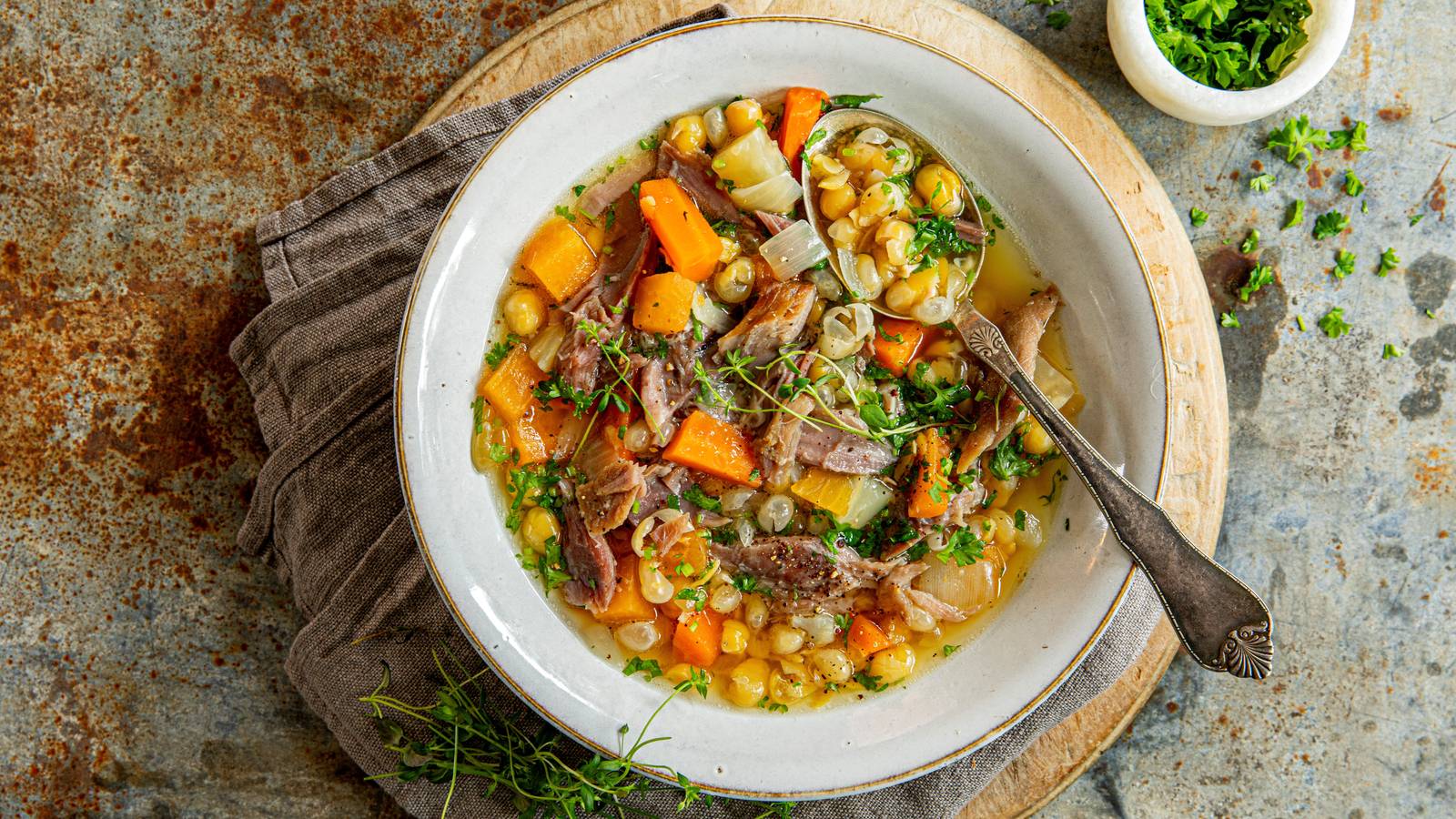 Gul ertesuppe med svineknoke – NRK Mat – Oppskrifter og inspirasjon