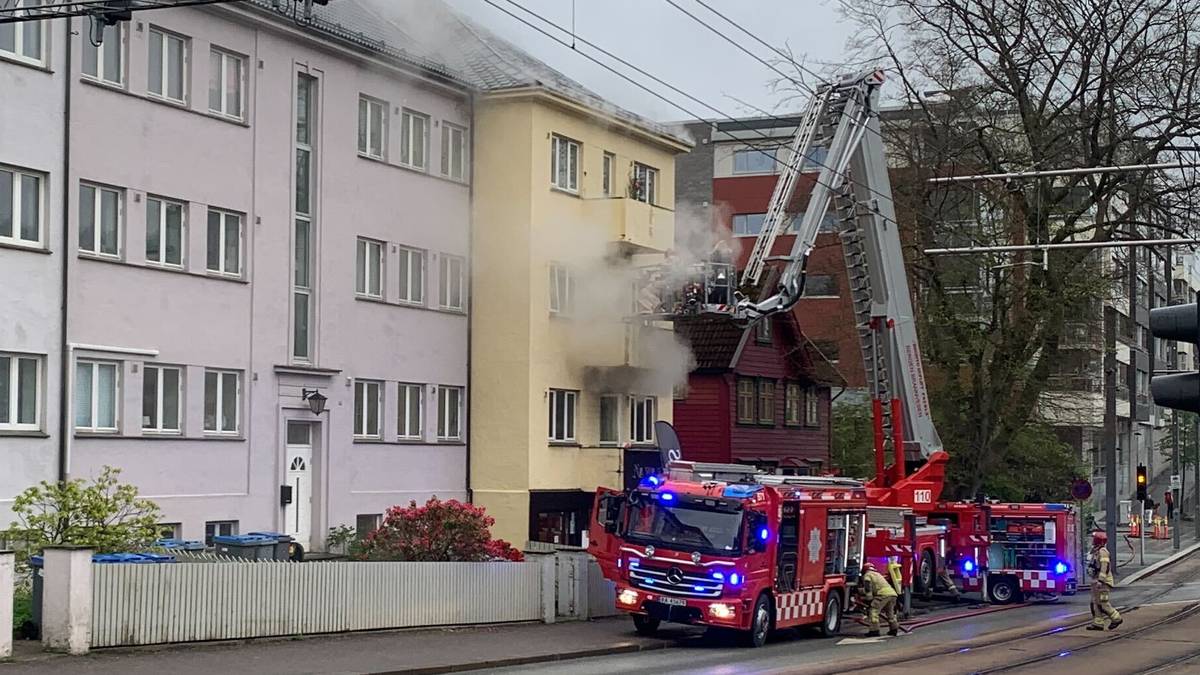 Bygningsbrann på Minde i Bergen: To personer reddes ned – NRK Vestland