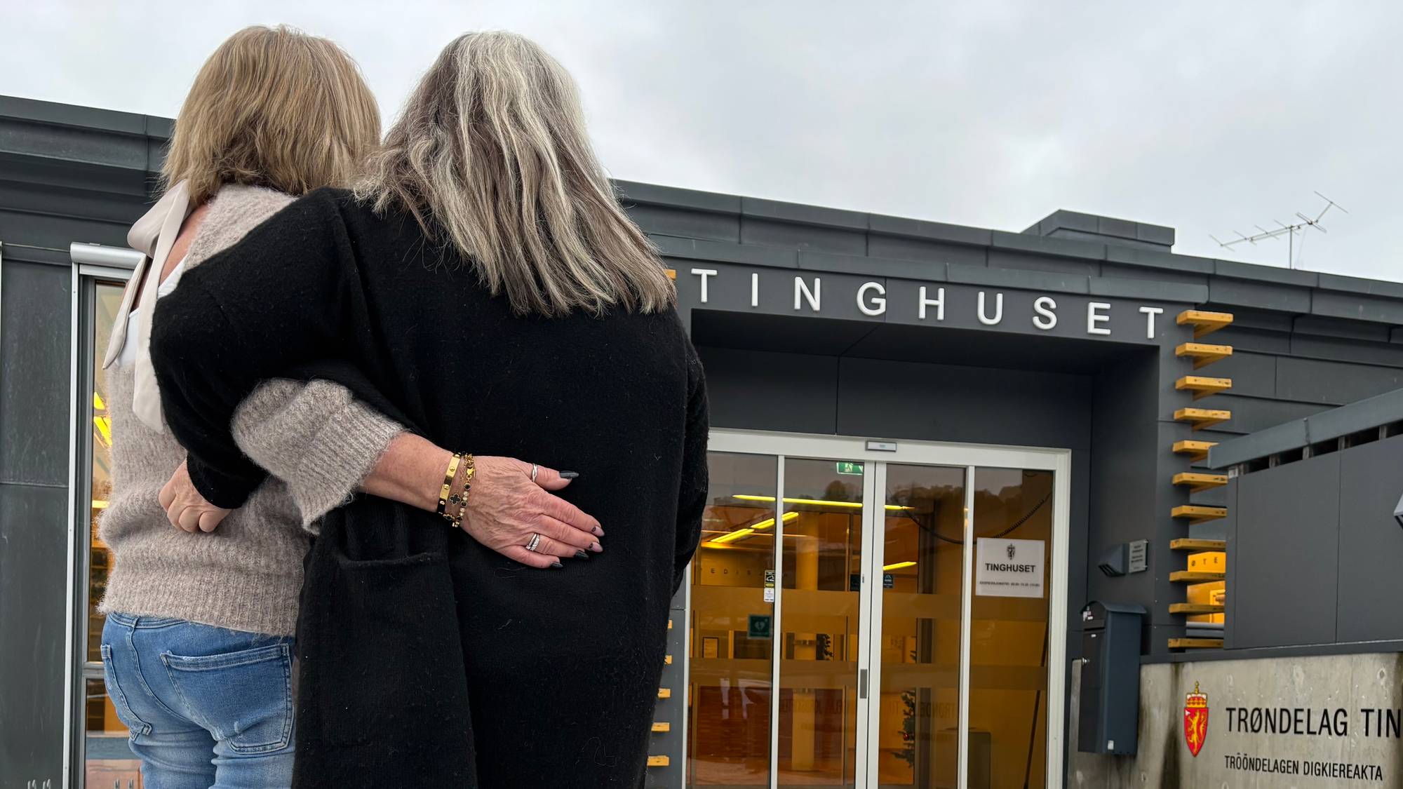 Søstrene skal begge ha blitt valdtatt av Arne Bye – i dag møtte dei ...