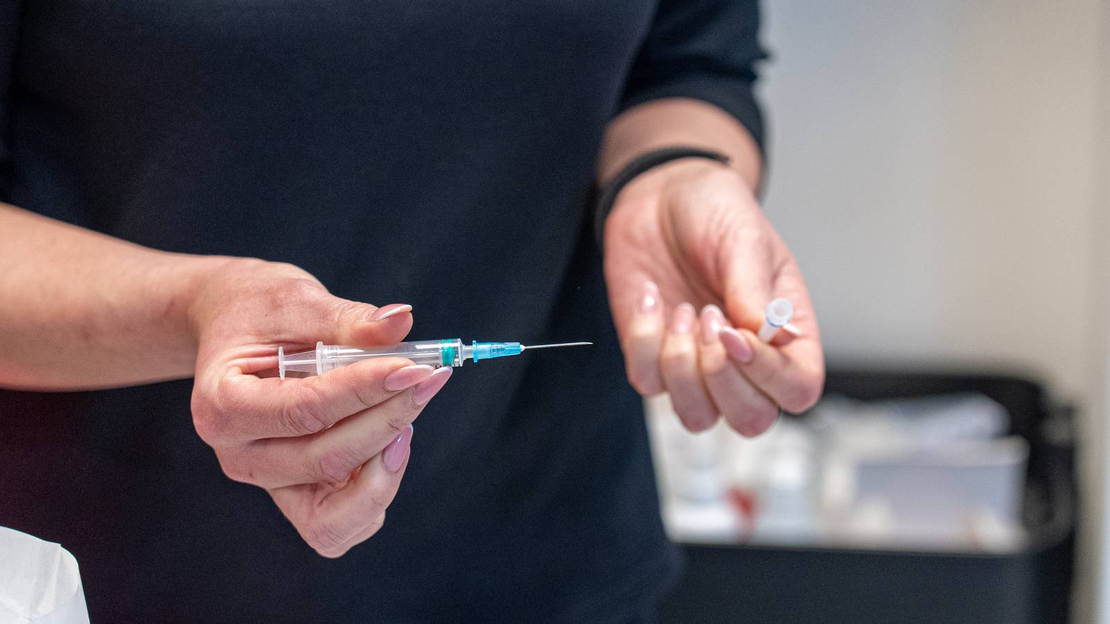 Vaksine på apotek: Apotekere vil ha rett til å sette vaksiner uten ...