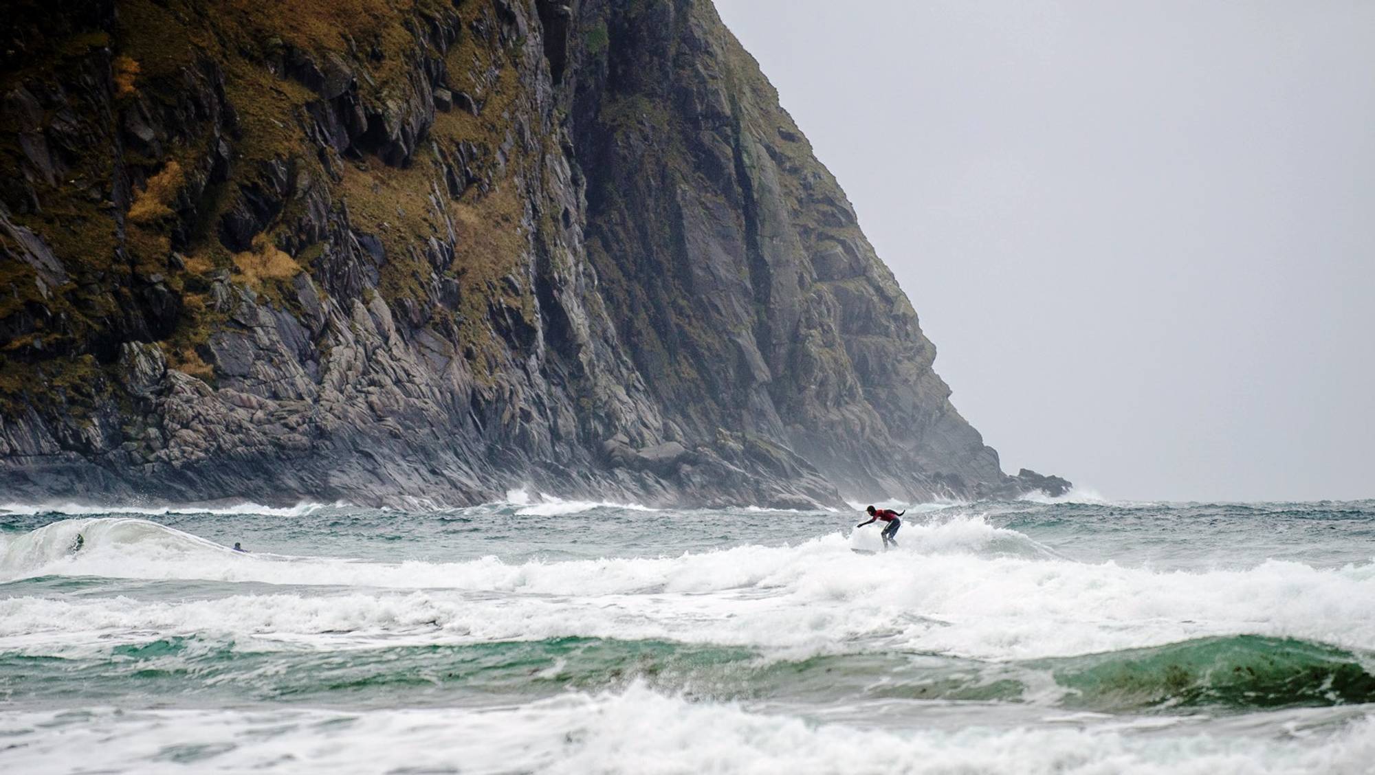 Surfing på Unstad i Lofoten – NRK Nordland