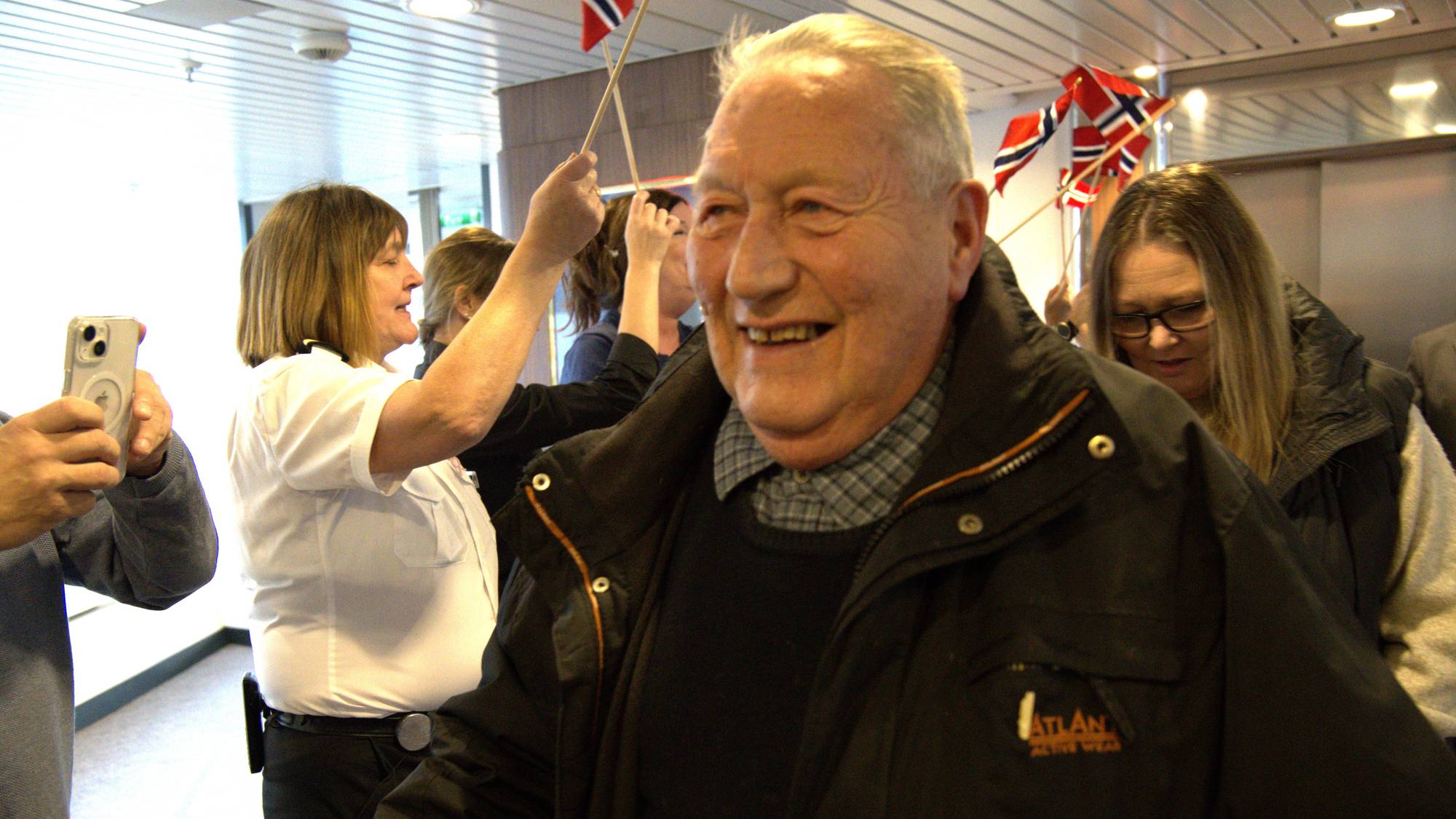 Tidenenes hurtigrutepassasjer Jan Arild Hagen heidra på 80-årsdagen på ...