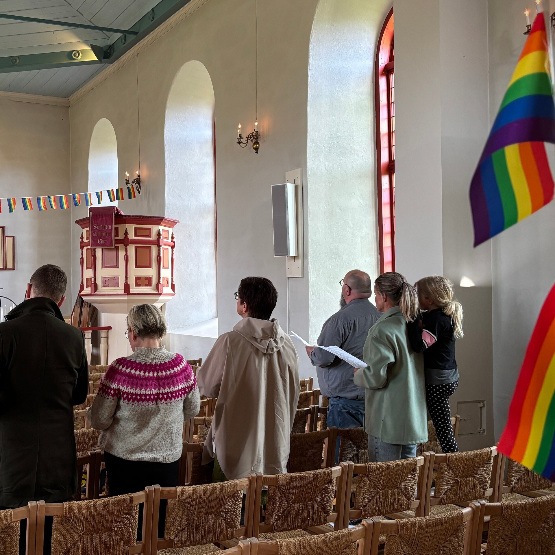 Regnbuemesse i Vanylven kyrkje – NRK