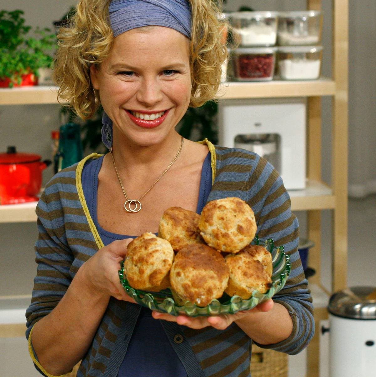 Speltscones med skogsbærsyltetøy og kremost – NRK Mat – Oppskrifter og ...