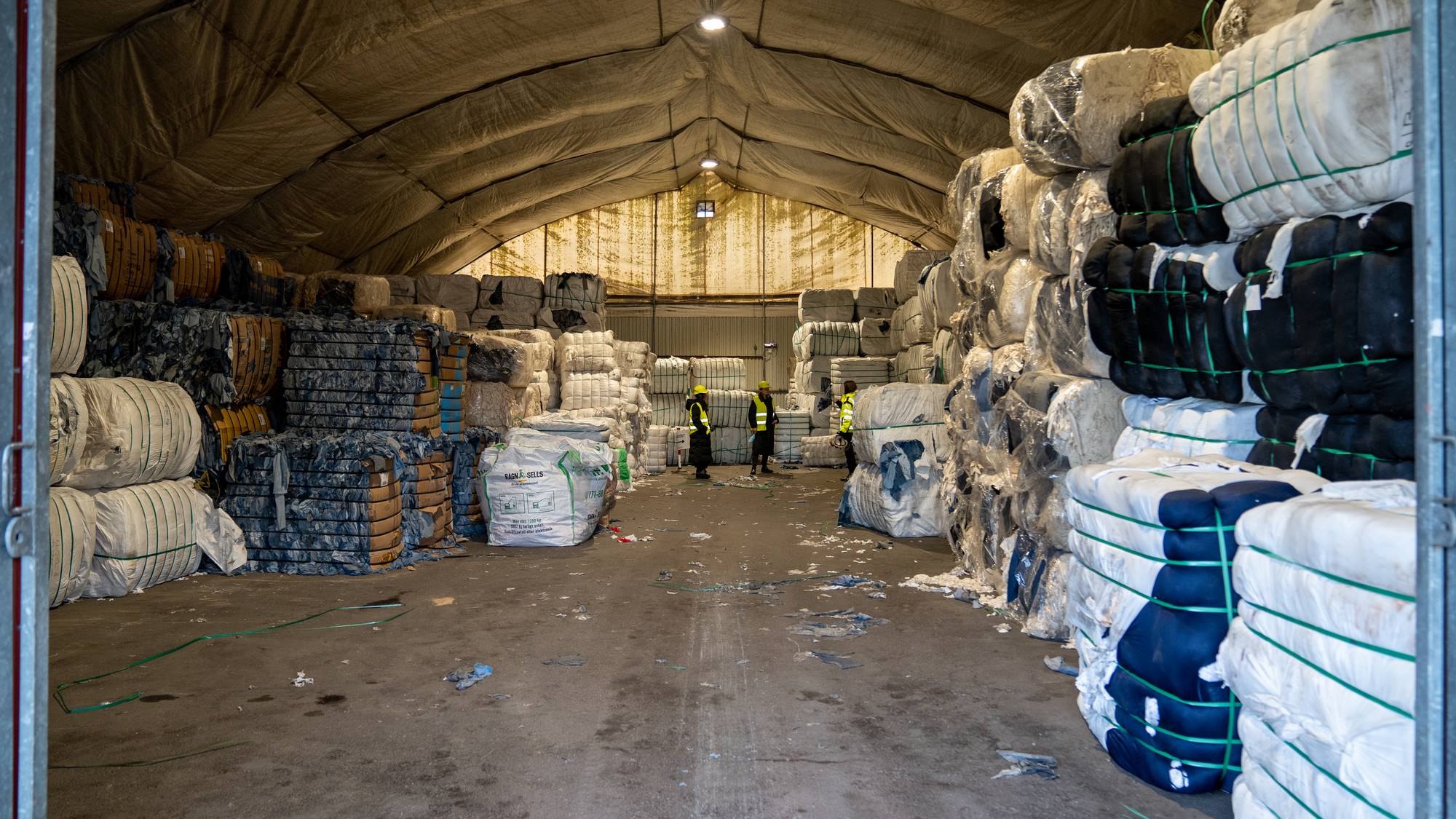 Krever at kommunene samler inn tekstilavfall – ingen vet hvor det skal gjenvinnes – NRK Norge ...