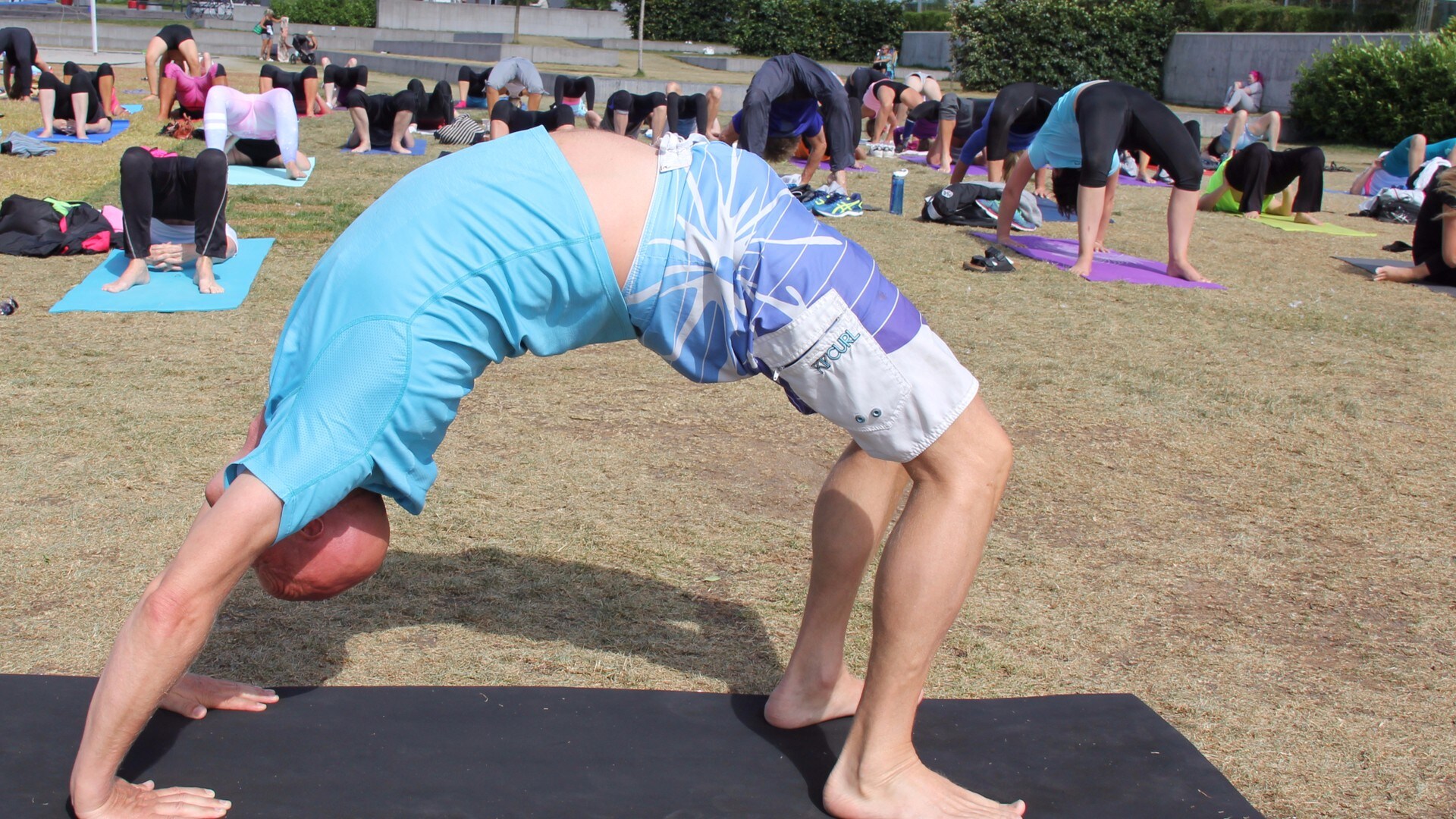 Yoga på Bystranda – NRK Sørlandet – Lokale nyheter, TV og radio