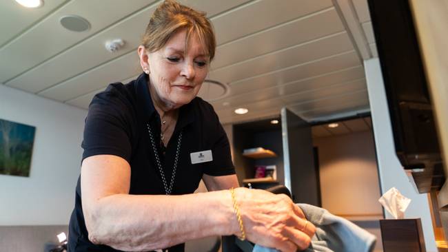 Ruth Karin Jensen (76) jobbar på kystruteskipet Havila Pollux – NHO vil ...