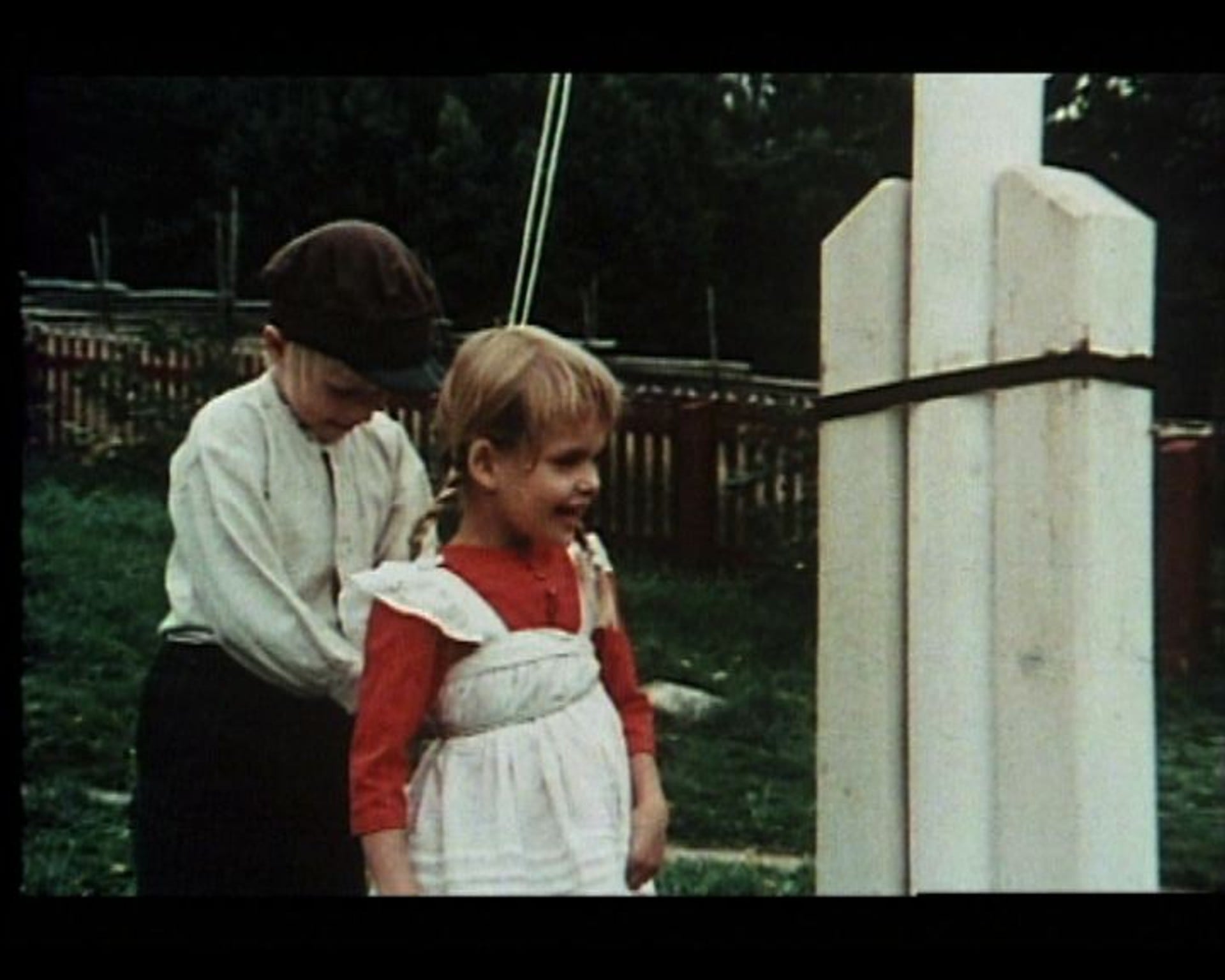 Emil heiser Ida opp i flaggstanga – NRK