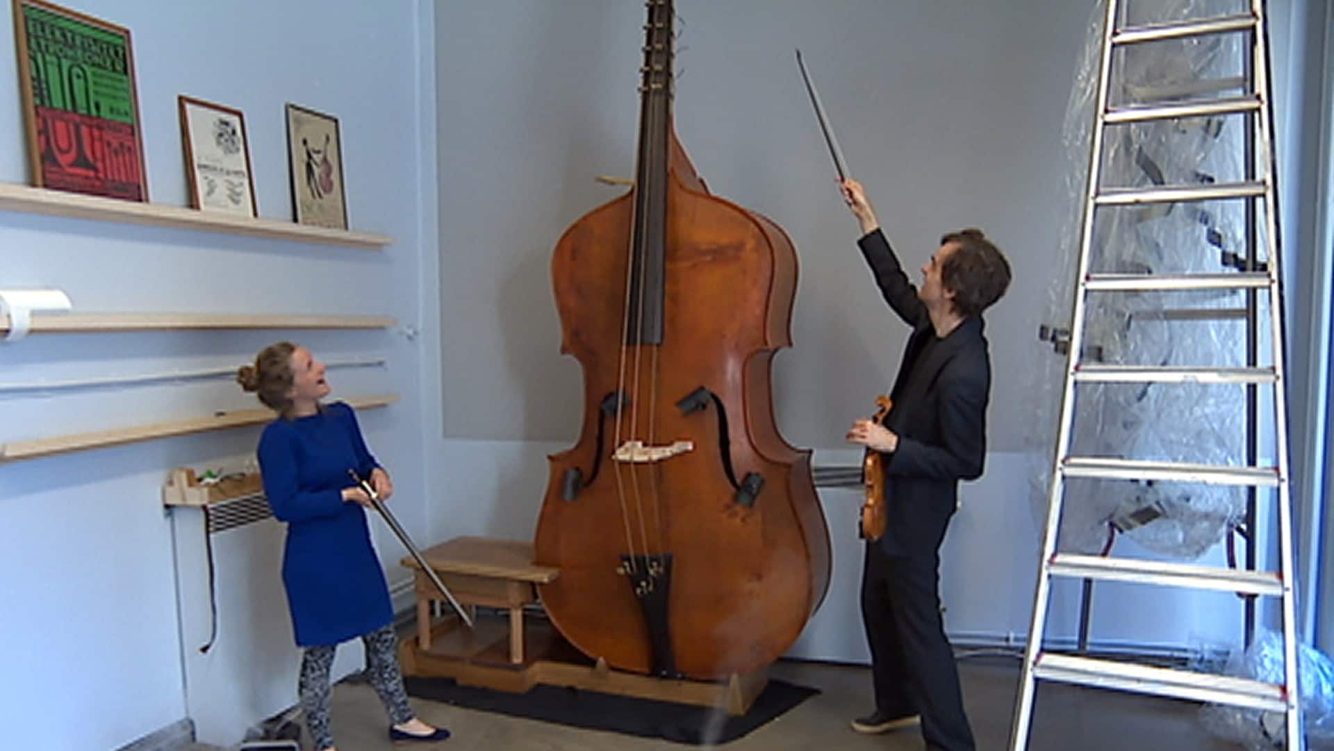 Spiller på verdens største bass – NRK