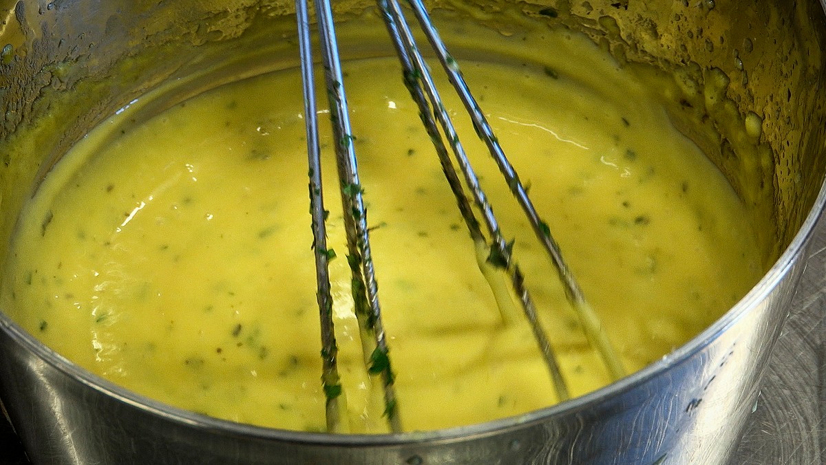 Ti oppskrifter på sauser du bør kunne – NRK Mat – Oppskrifter og ...