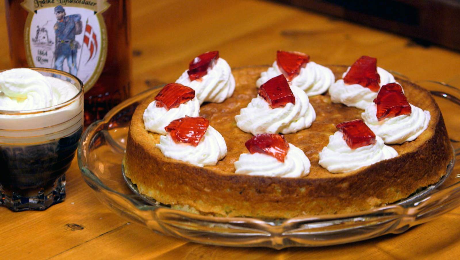 Riskake med pisket krem og ripsgelé – NRK Mat – Oppskrifter og inspirasjon