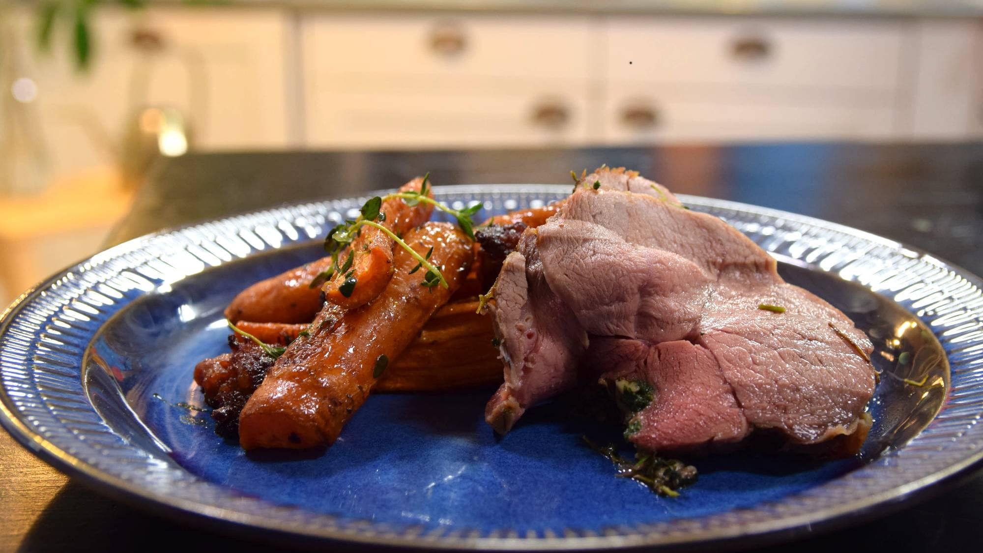 Lammestek fylt med urter – NRK Mat – Oppskrifter og inspirasjon