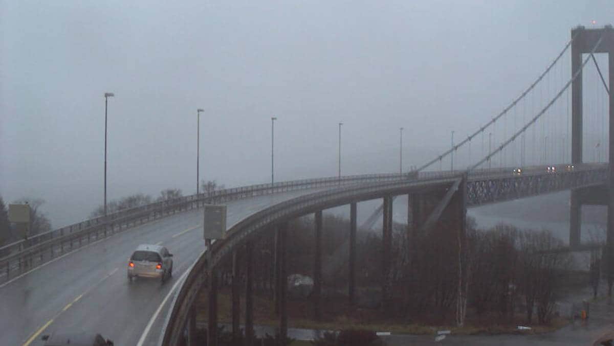 STERK VIND PÅ SOTRABROEN: – NRK Vestland