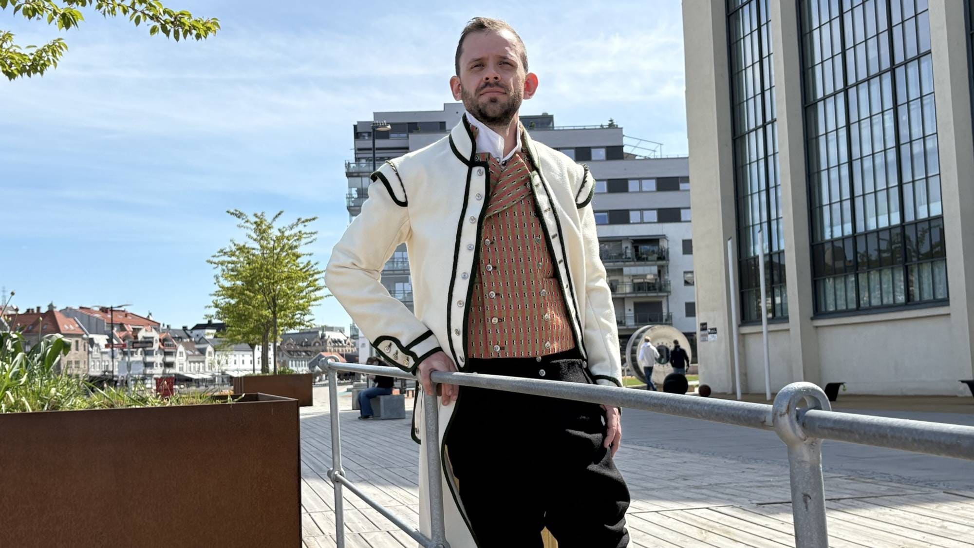 Flere vil sy på bunad selv: Ole Bakker sydde egen herrebunad – NRK ...