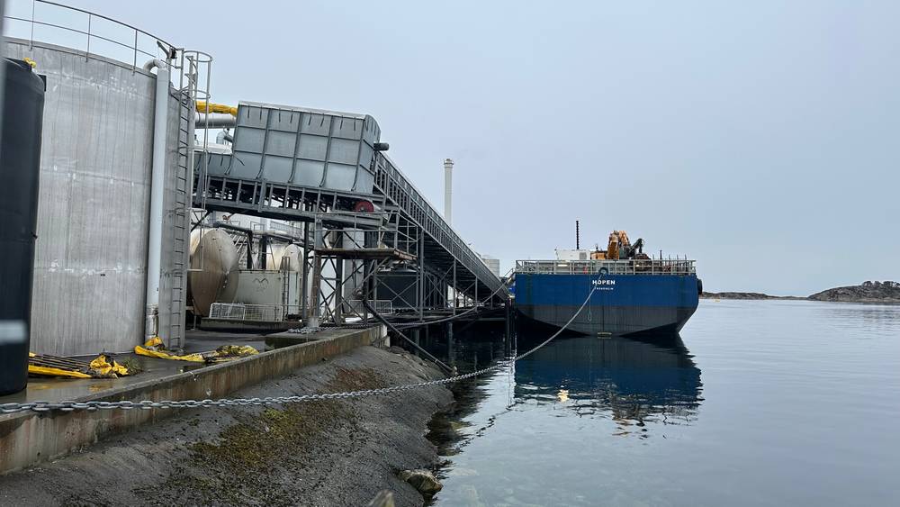 2000 liter med syreholdig stoff har lekket ut i sjøen ved Frøya – NRK ...