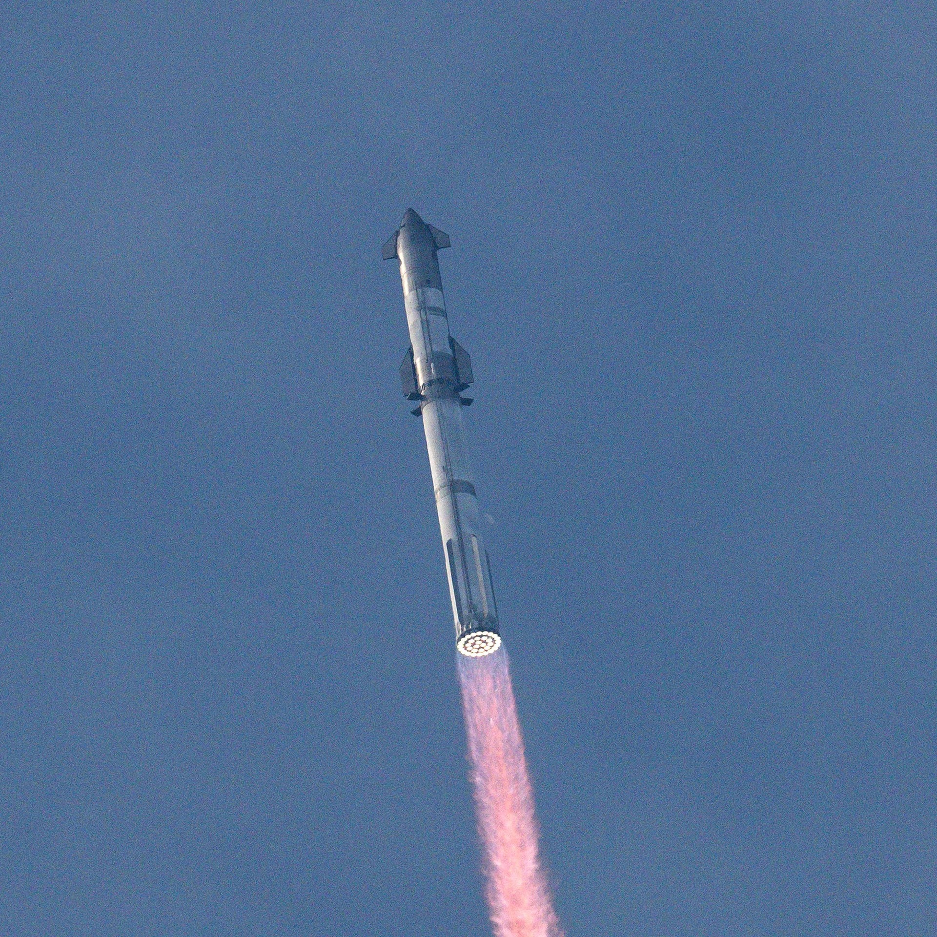 Se forsøket: Verdens største rakett skutt opp for tredje gang – NRK