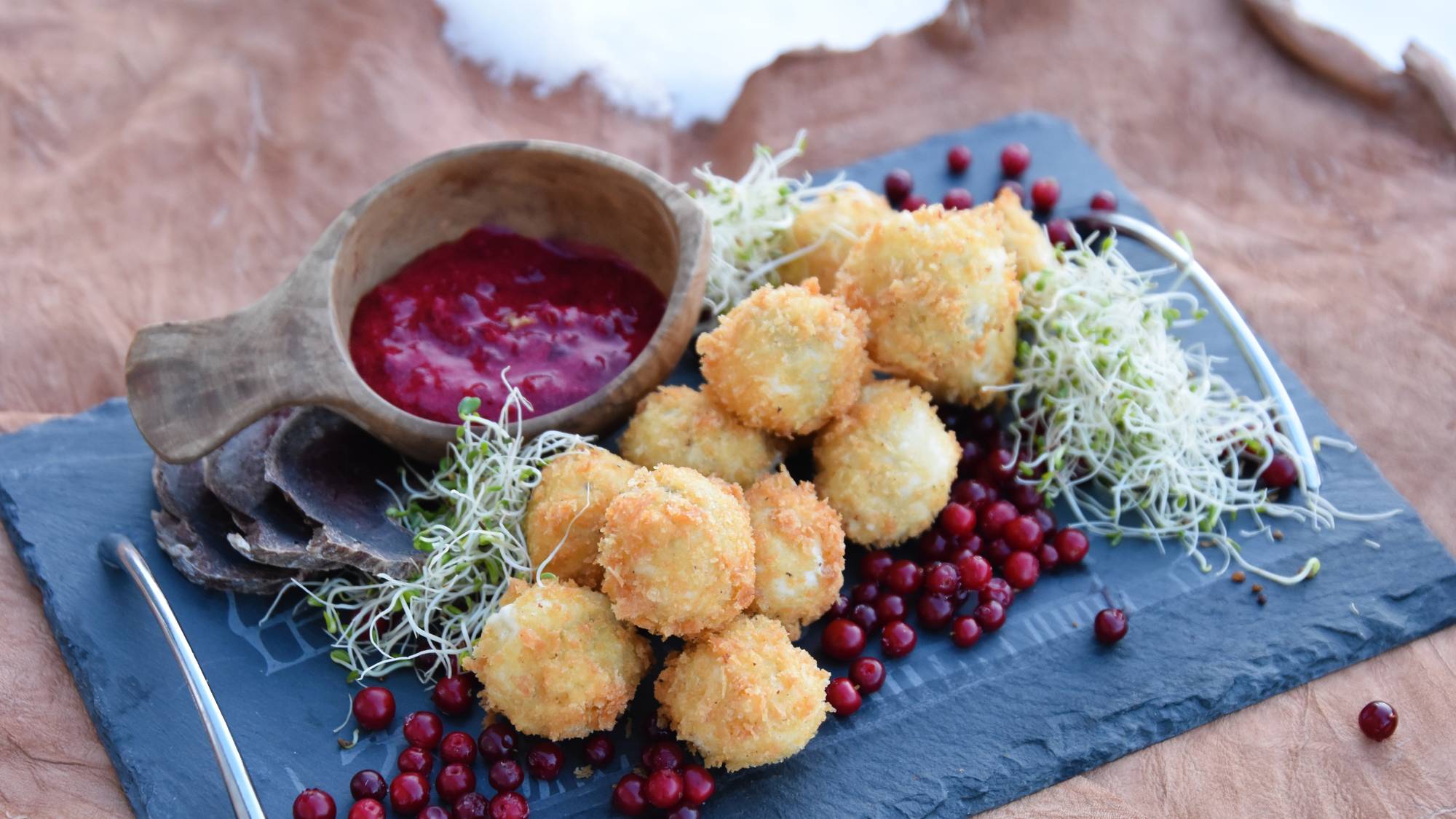 Fritert osteboller med tørket reinsdyr­kjøtt – NRK Mat – Oppskrifter og ...