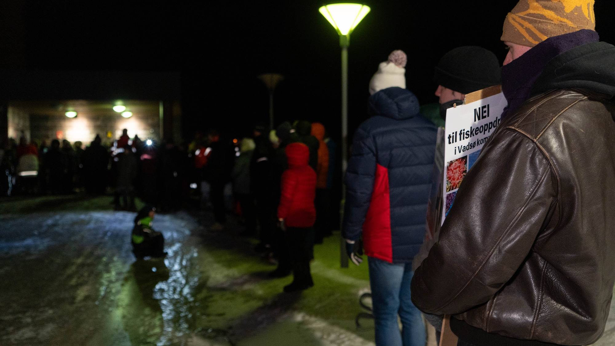 100 demonstrerte mot fiskeoppdrett: – Ikke bare én spiker de banker i ...