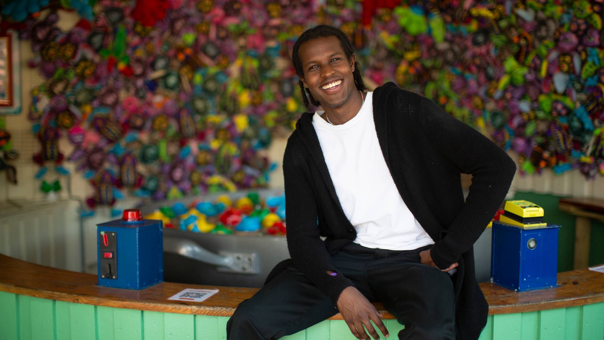 Magan Gallery hjelper unge folk å få venner i NRK-serien Vennejakten ...