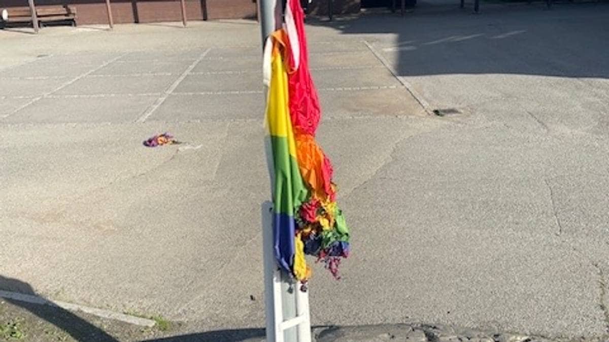 Prideflagg tatt ned og tent på – Stor-Oslo