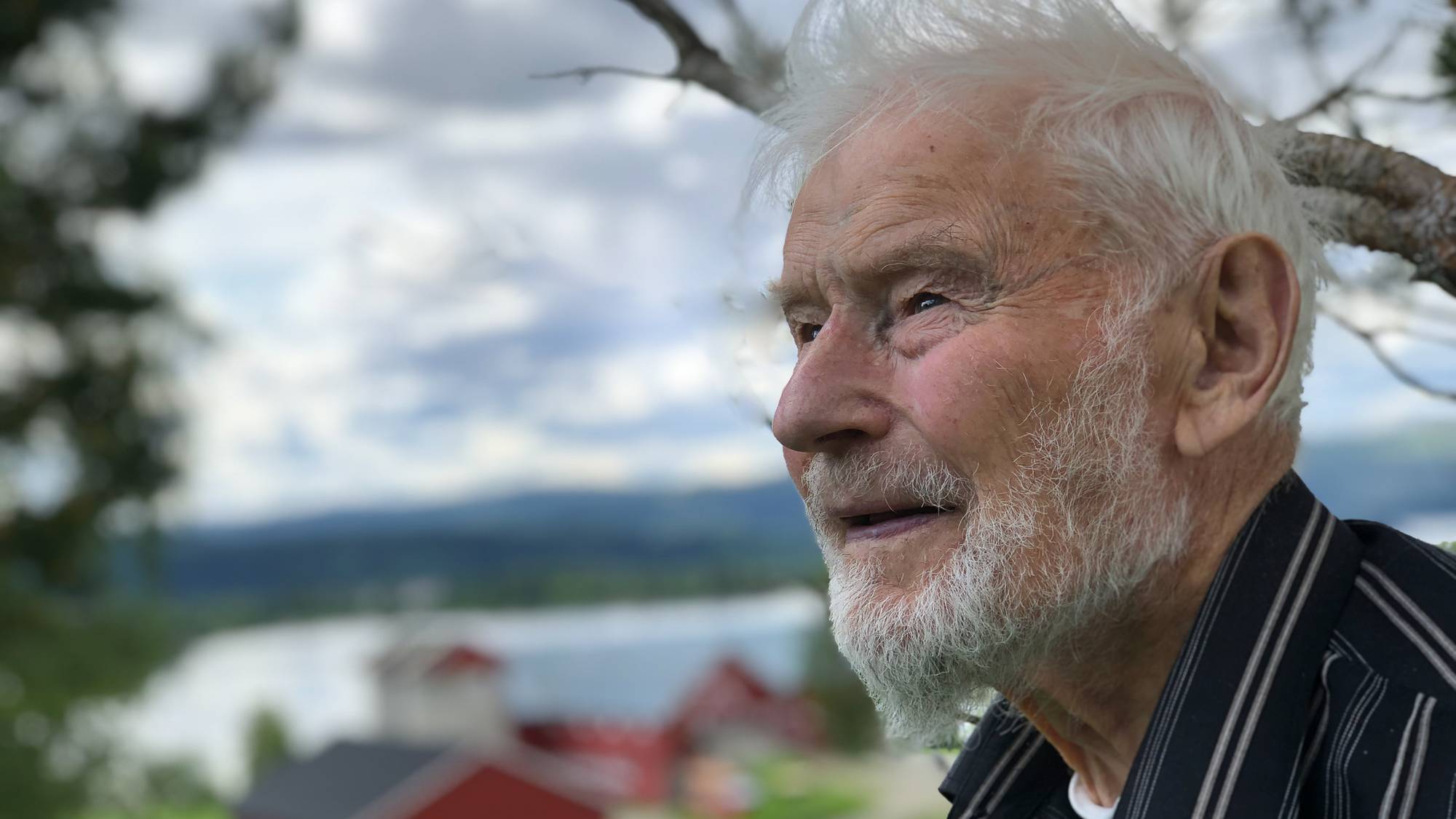 101-årige Eystein Røset fikk endelig se Sand-brødrenes Roseslottet med ...