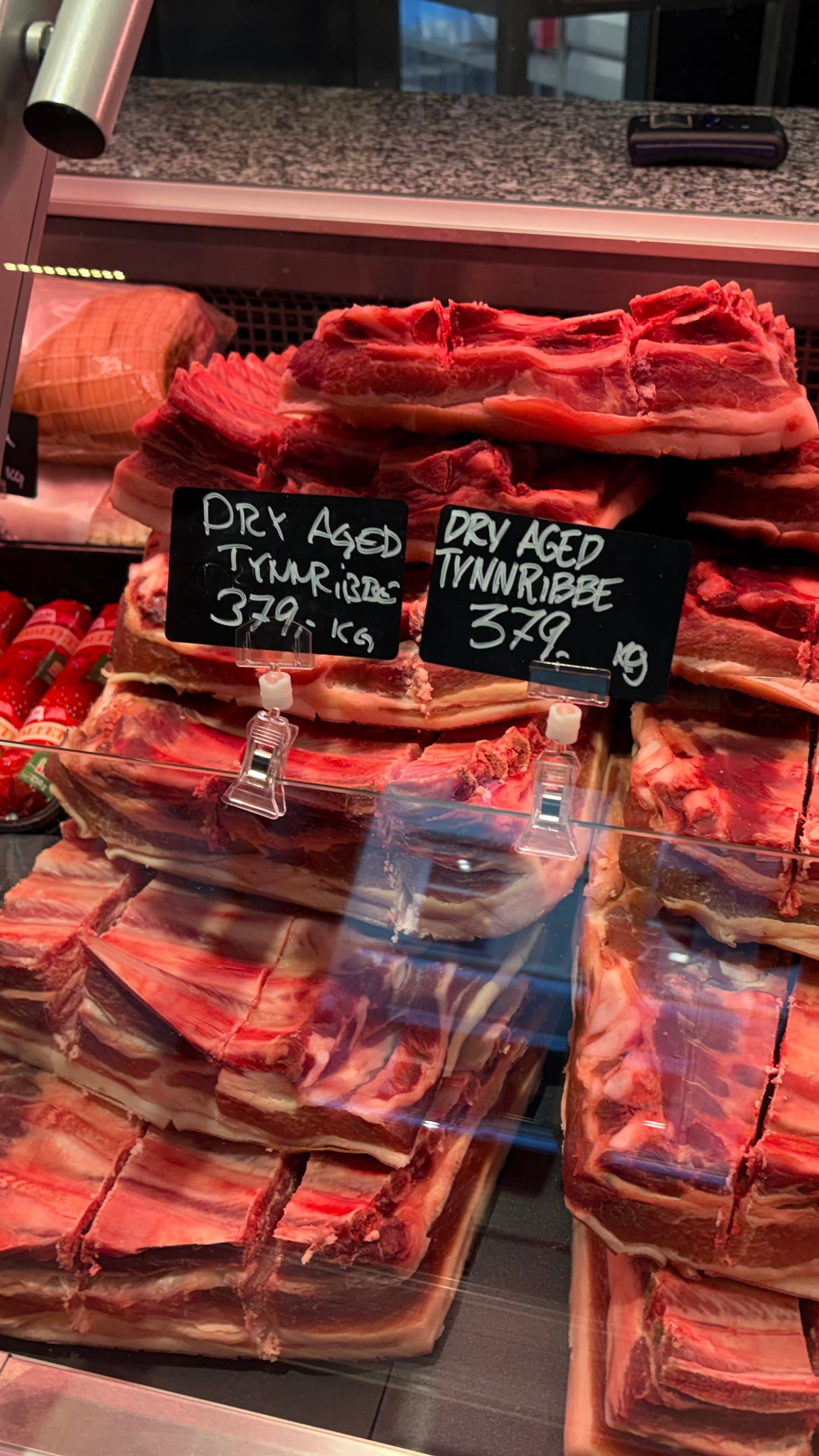 Dry aged ribbe går som varme hvetebrød – NRK