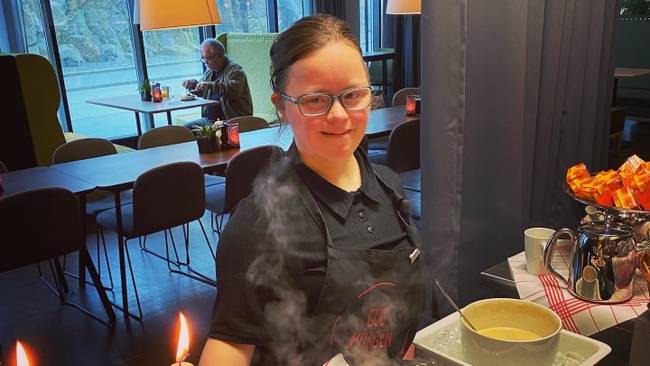 Emily fikk drømmejobben takket være HELT MED – nå har de vunnet gjev ...