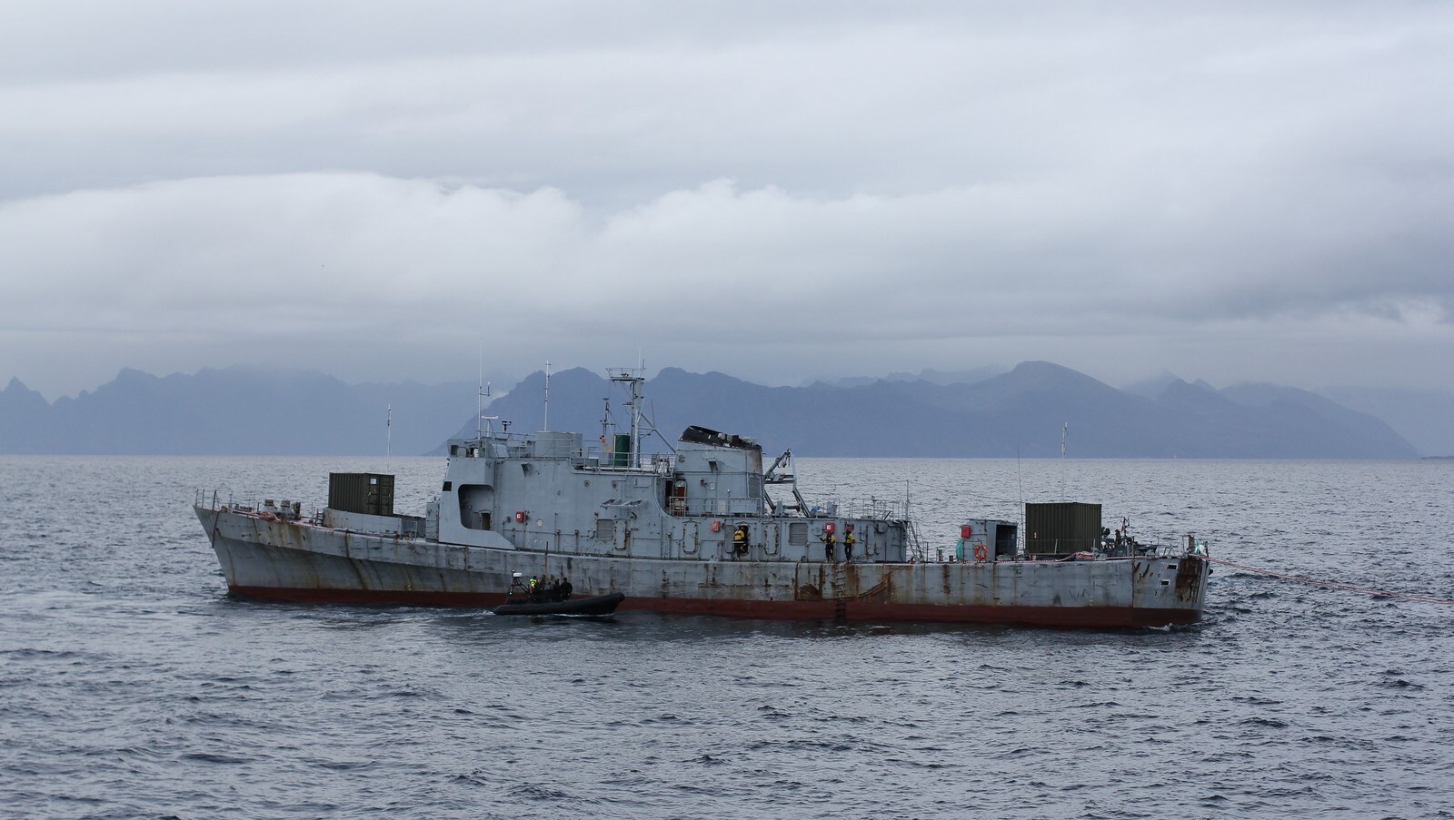 Her skyter forsvaret sitt eget skip – NRK