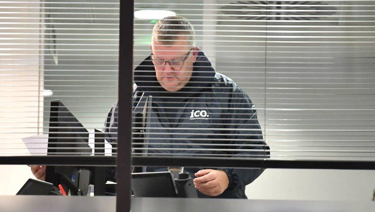 Ransaker hovedkontoret til Cambridge Analytica – NRK Urix ...