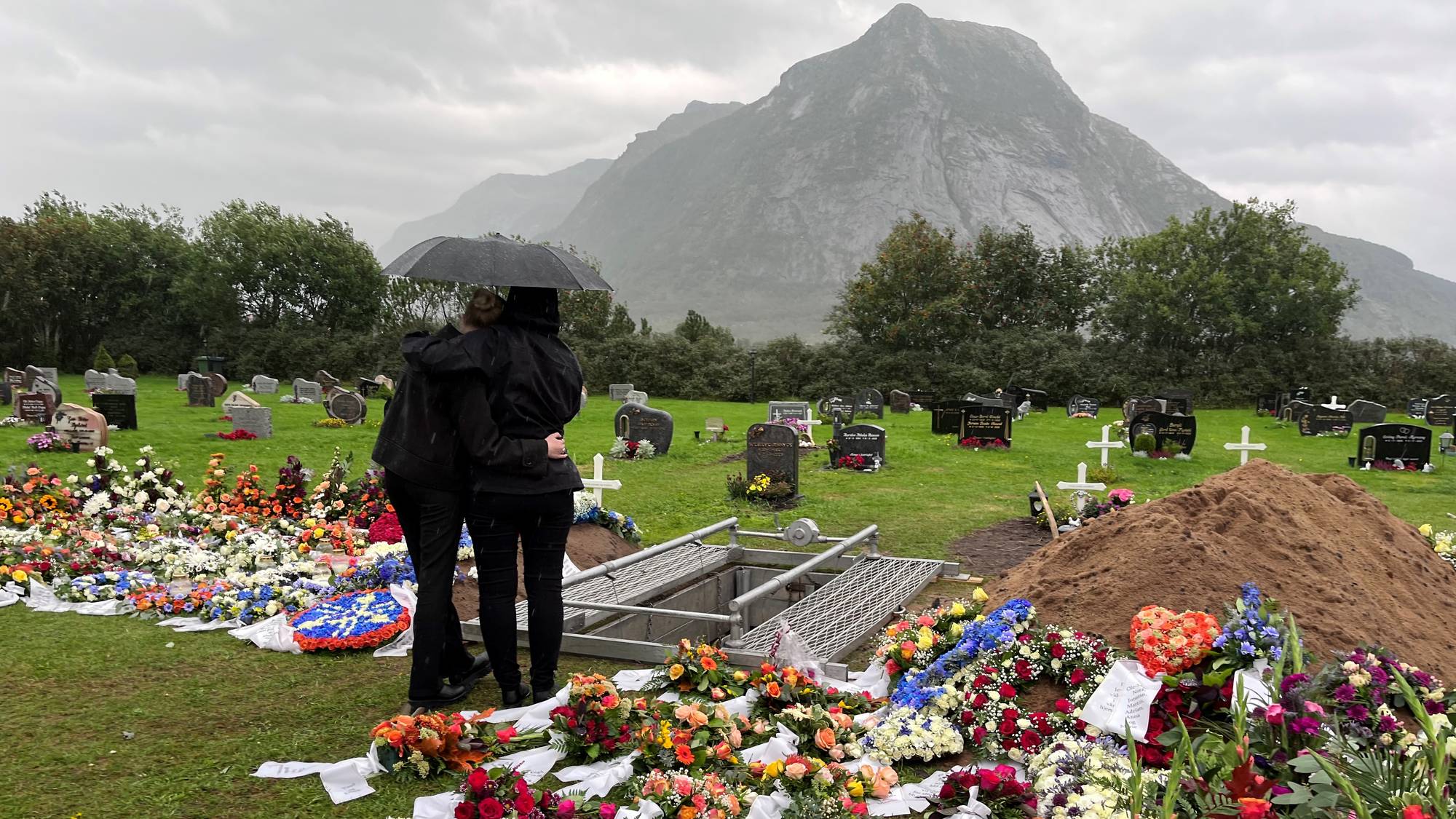 Fullsatt kirke tok farvel med Emil Aleksander Johansen Pedersen etter ...