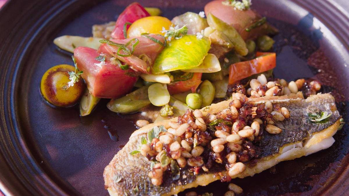 Stekt havabbor med lun tomatsalat – NRK Mat – Oppskrifter og inspirasjon