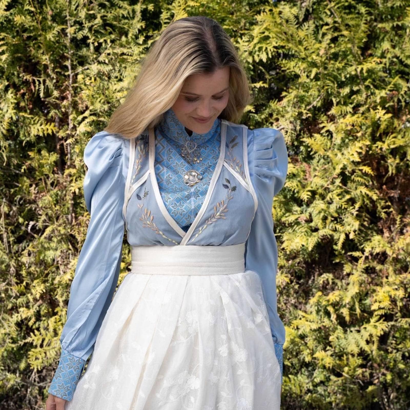 Sandra Lyng nye bunadsskjorte utsolgt – bunadspolitiet reagerer – NRK ...