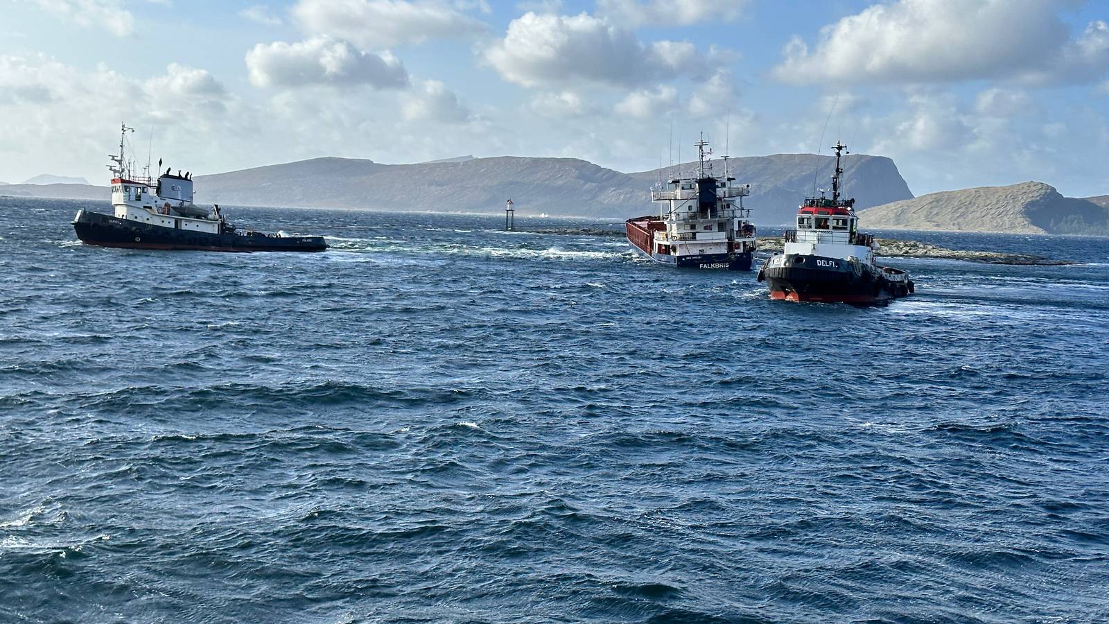 Lasteskip på grunn utanfor Kalvåg – må avbryte redninga – NRK Vestland