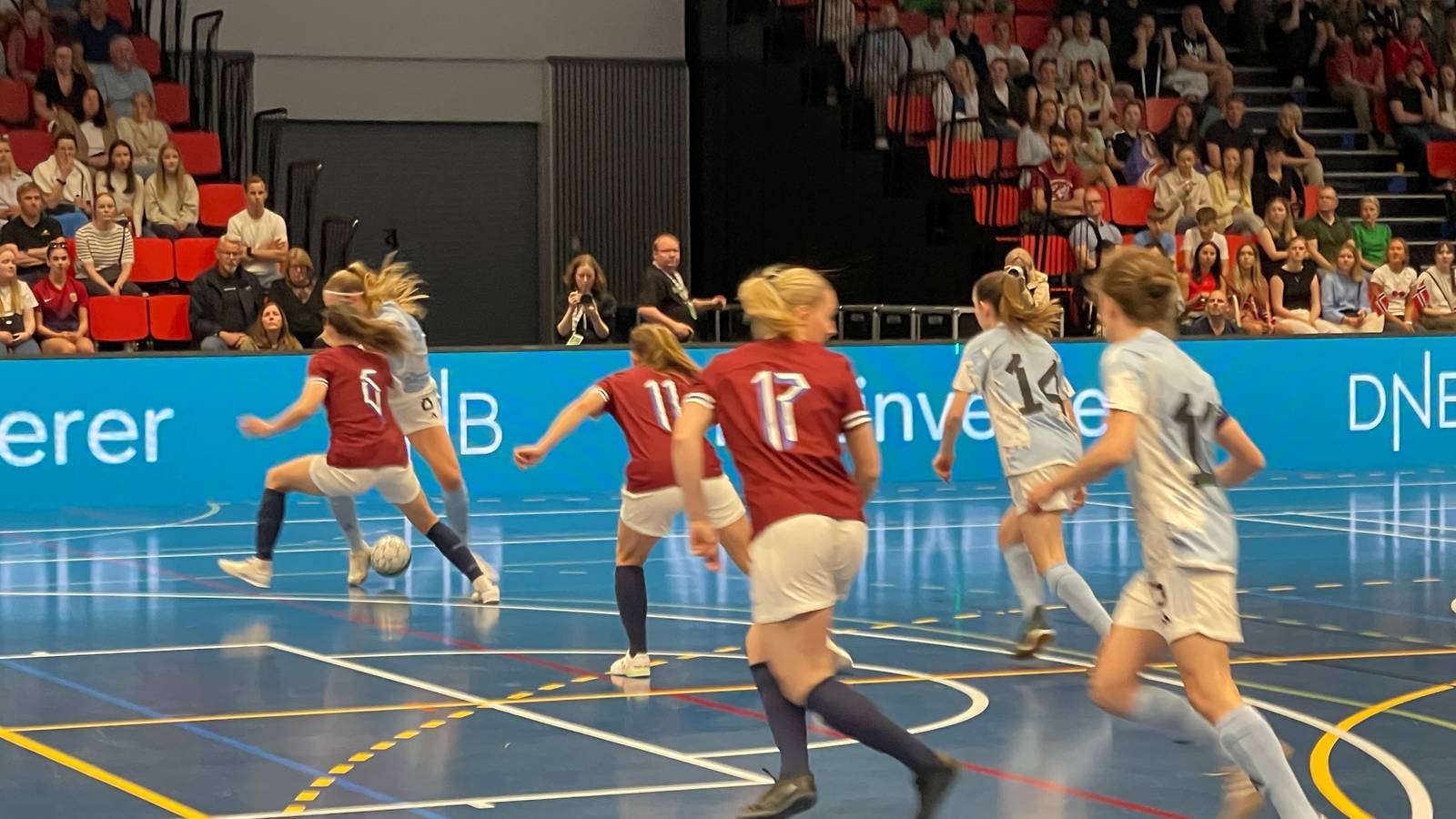Tidenes første landskamp for Norges kvinnelandslag i futsal i Kolstad ...