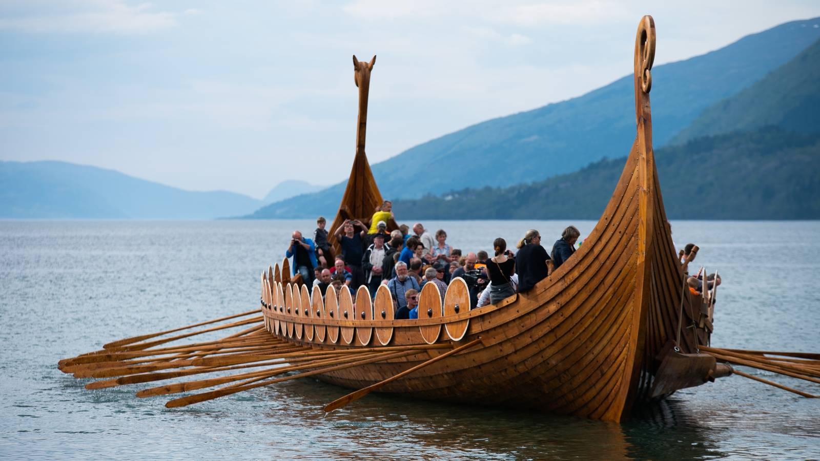 Her sjøset dei rekonstruksjonen av landets største vikingskip – NRK ...