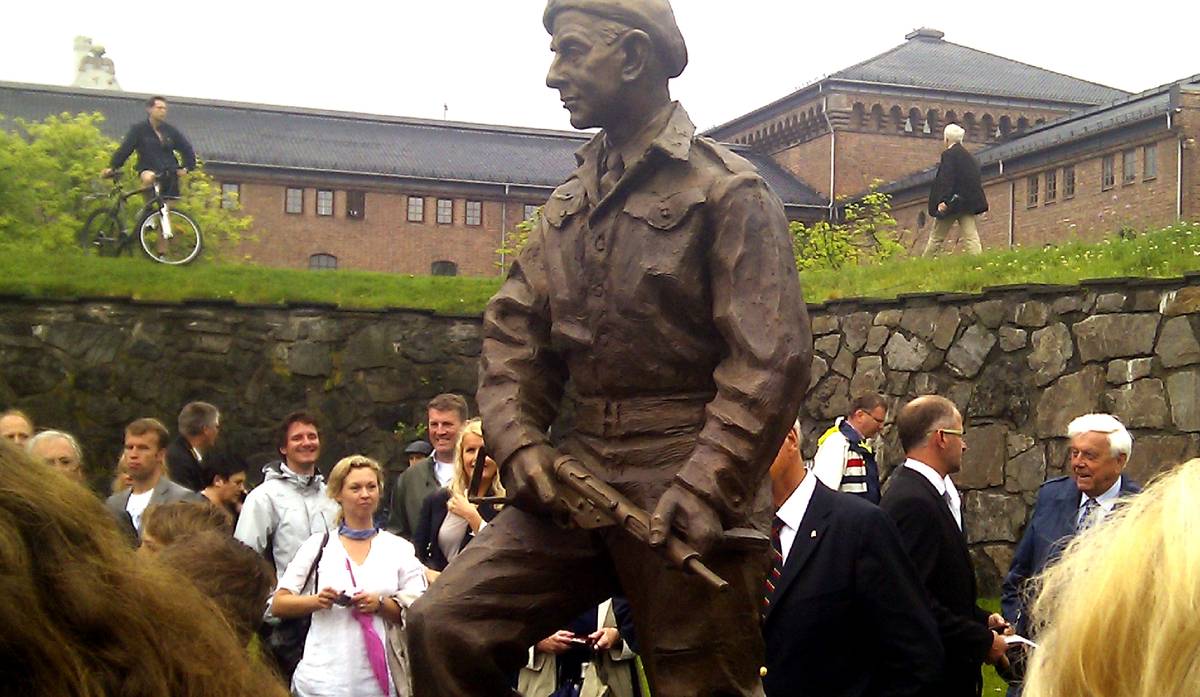 Omstridt Max Manus-statue avduket – Stor-Oslo