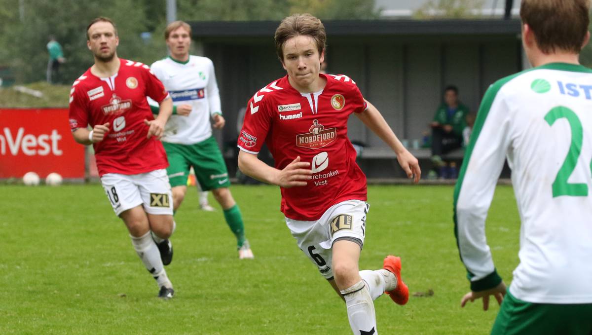 Sander (16) skal vise seg fram for eliteserieklubb – NRK Vestland