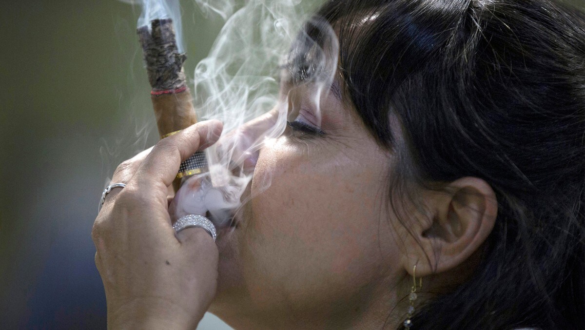 Endelig kan de kjøpe Cuba-sigarer lovlig – NRK Urix – Utenriksnyheter ...