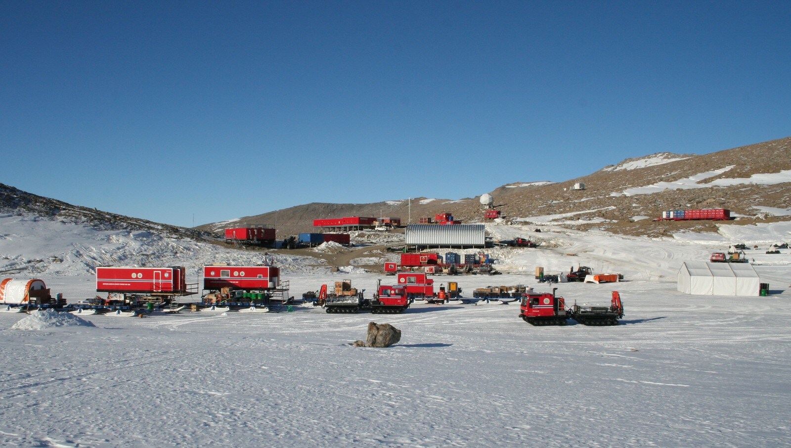 Nye forsyninger har nylig ankommet Troll forskningsstasjon i Antarktis ...