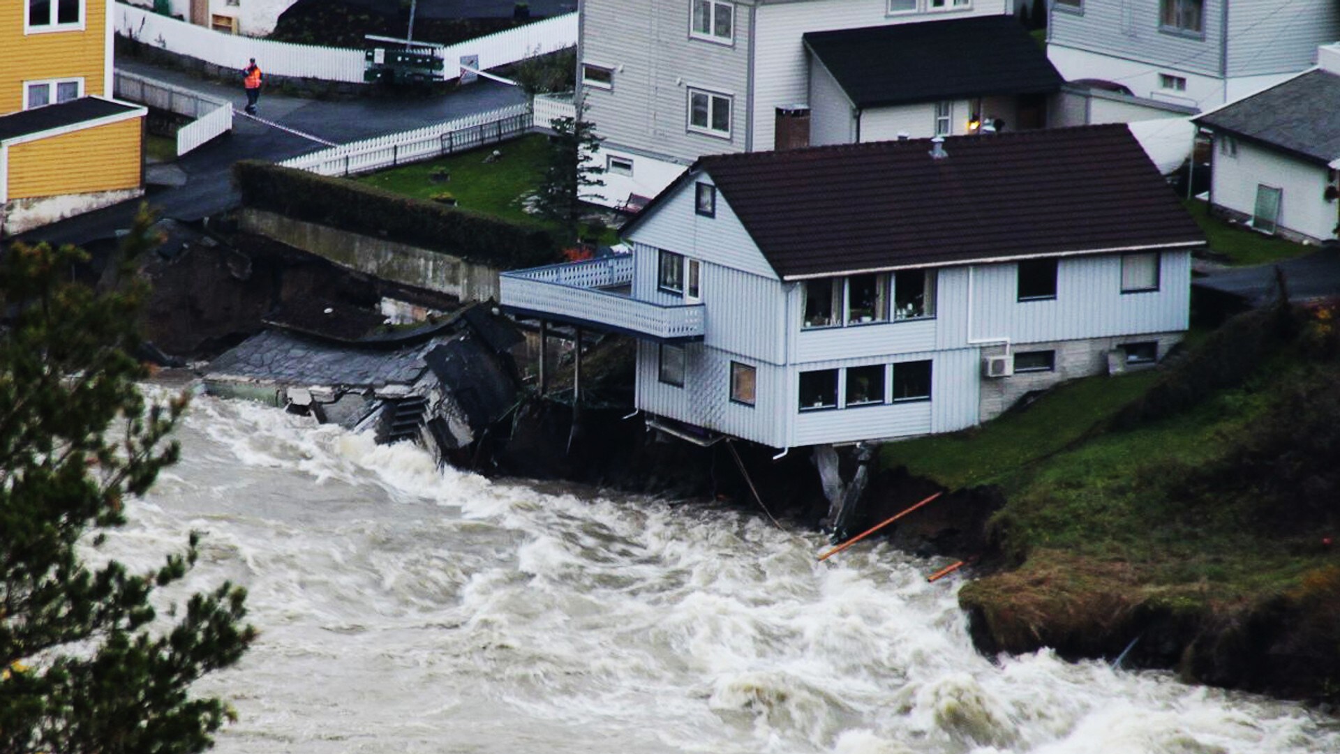 4 hus og buss tatt av elva i Odda – Siste nytt – NRK