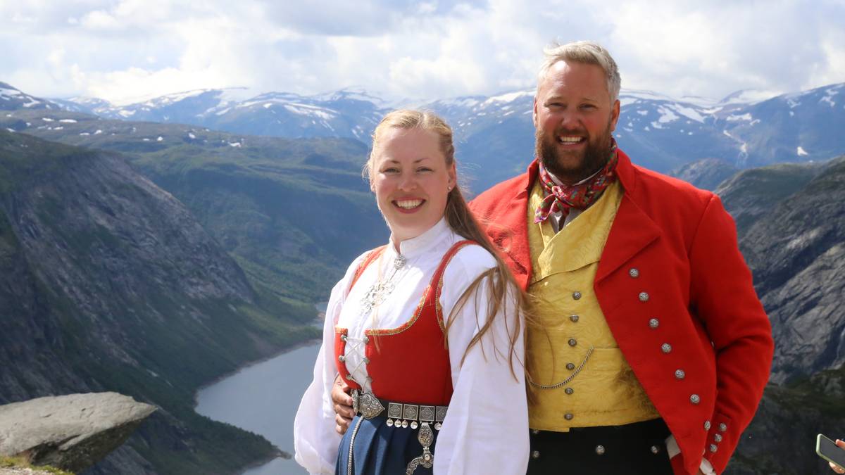 13 par ble viet på to timer på Trolltunga: – Veldig romantisk – NRK Vestland
