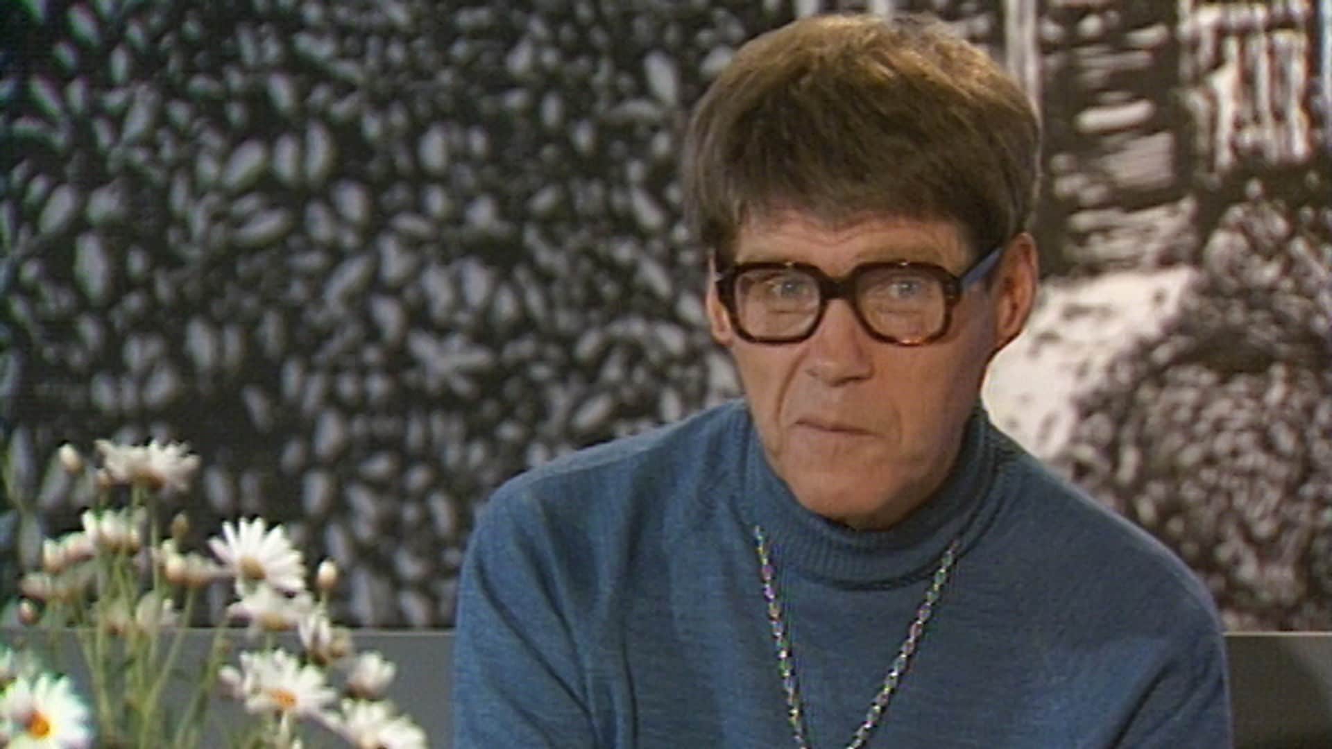 I et rom i et hus i en hage - NRK TV