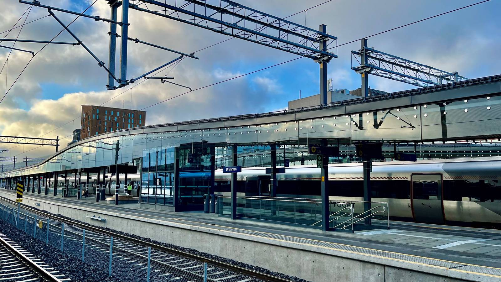 Nye Drammen stasjon er åpnet – togkaoset på Østlandet skal være over ...